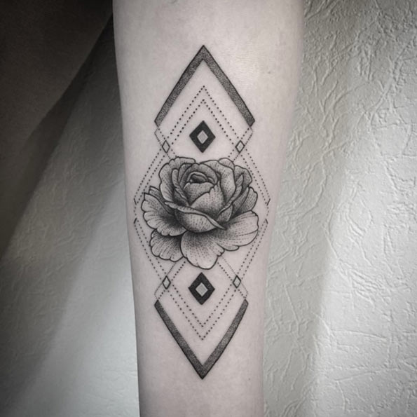 geometric-rose-tattoo - TatuaggiStyle