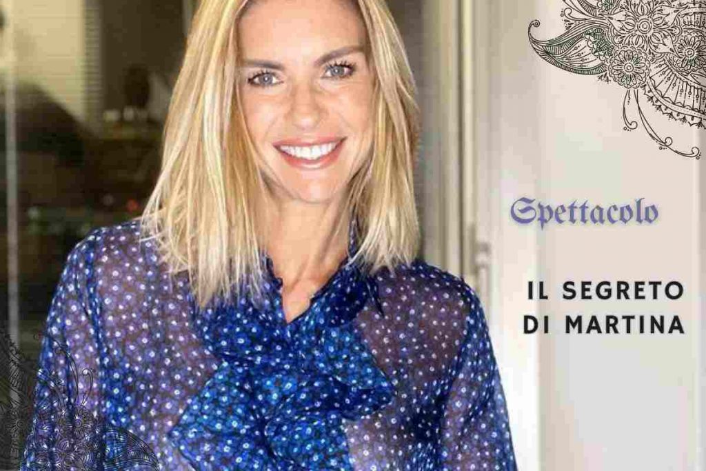 Martina Colombari ce l'ha ma lo nasconde sempre. Che sia una dedica ...